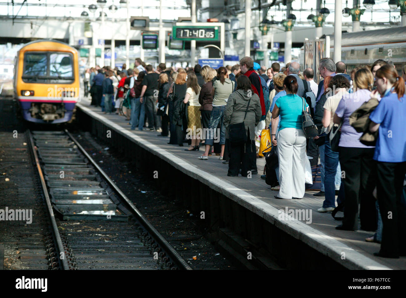Rush hour travellers throng the platform at Manchester Piccadilly ...