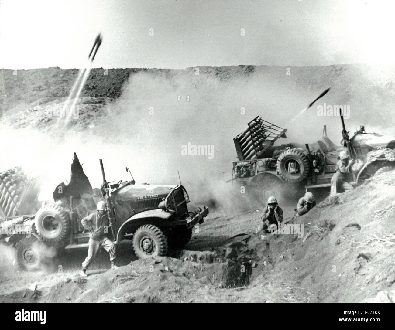 Rockets barrage hi-res stock photography and images - Alamy