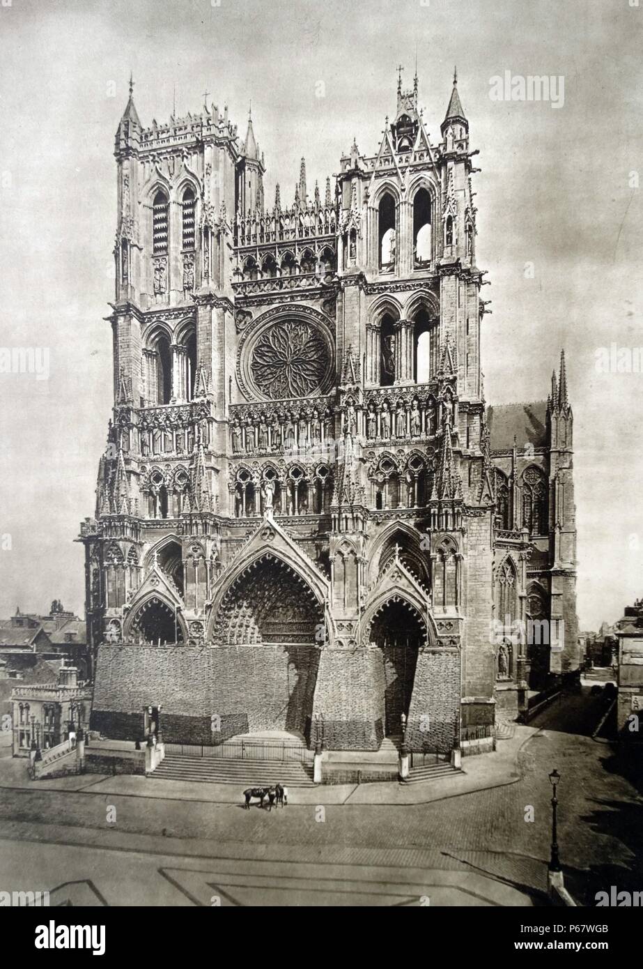 Cathedral lady amiens sandbags world war one world war wwi hi-res stock ...