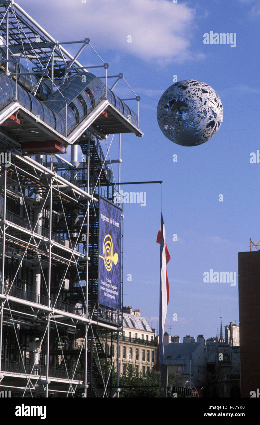 Paris, Centre Pompidou - Beaubourg. Architect: Richard Rogers Stock ...