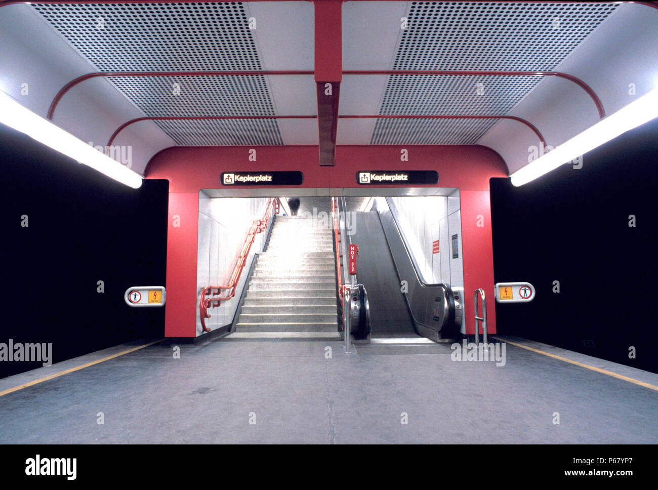 empty Underground platform Stock Photo - Alamy