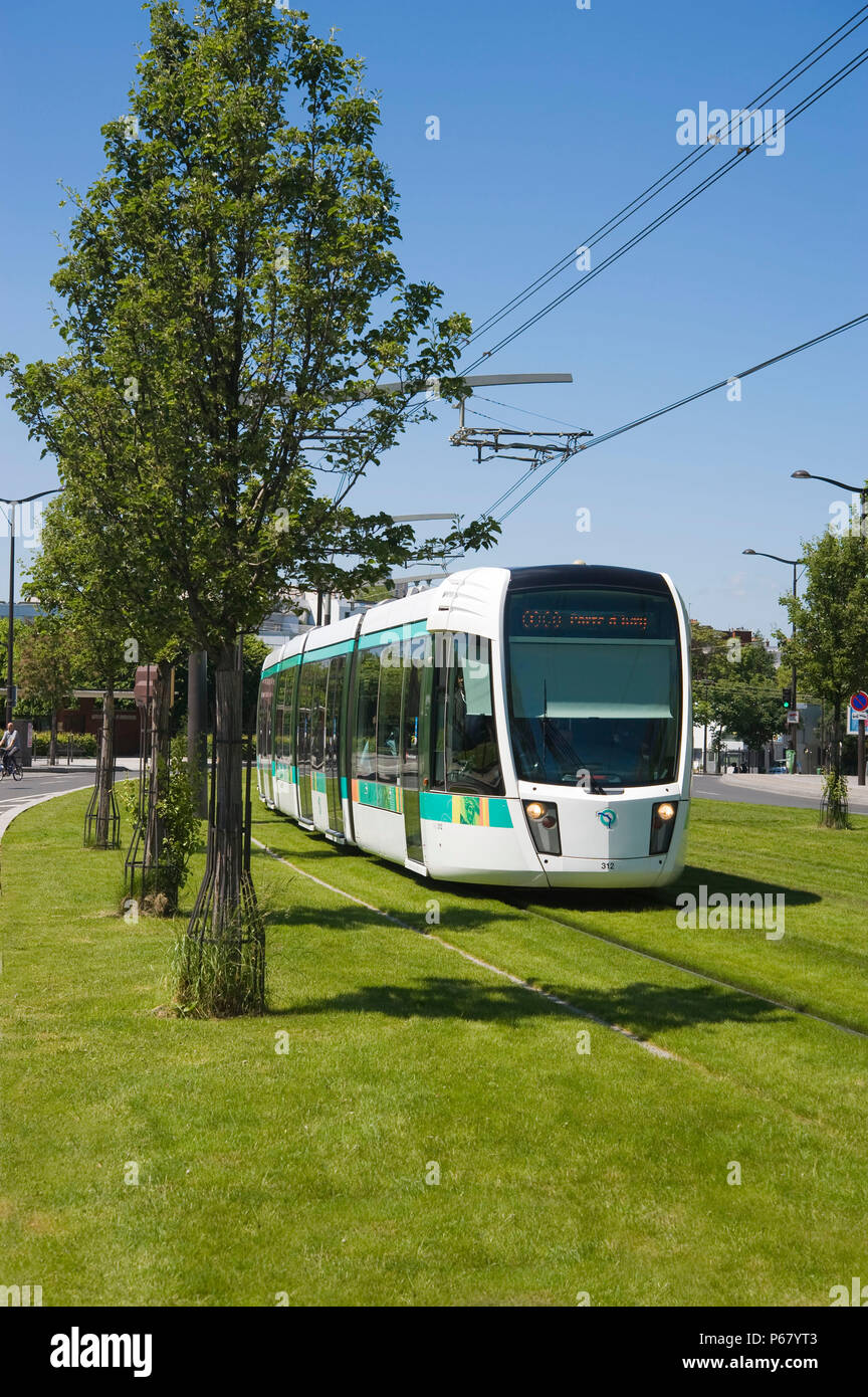 Paris Modern Tramway T3 Stock Photo - Alamy