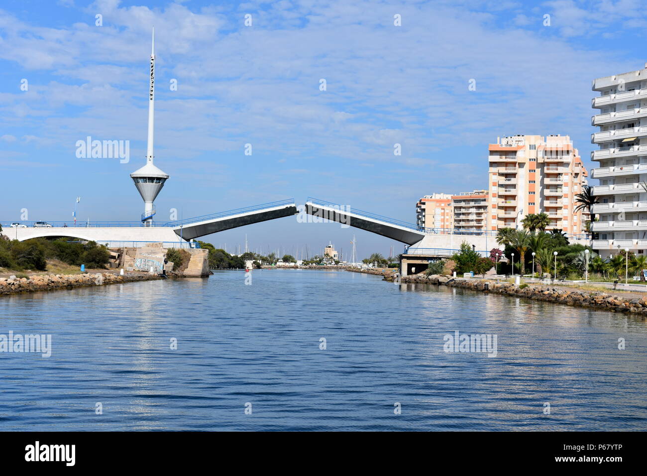 Approaching the Estacio bridge from the sea which is starting to open ...