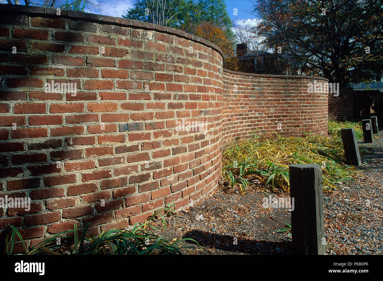 Serpentine crinkle crankle brick wall. University of Virginia, USA ...