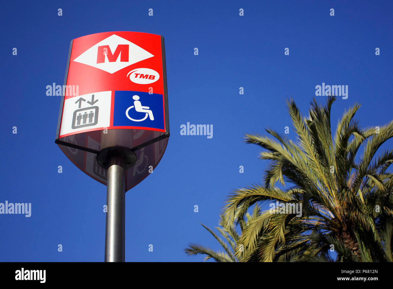 Barcelona metro entrance hi-res stock photography and images - Alamy