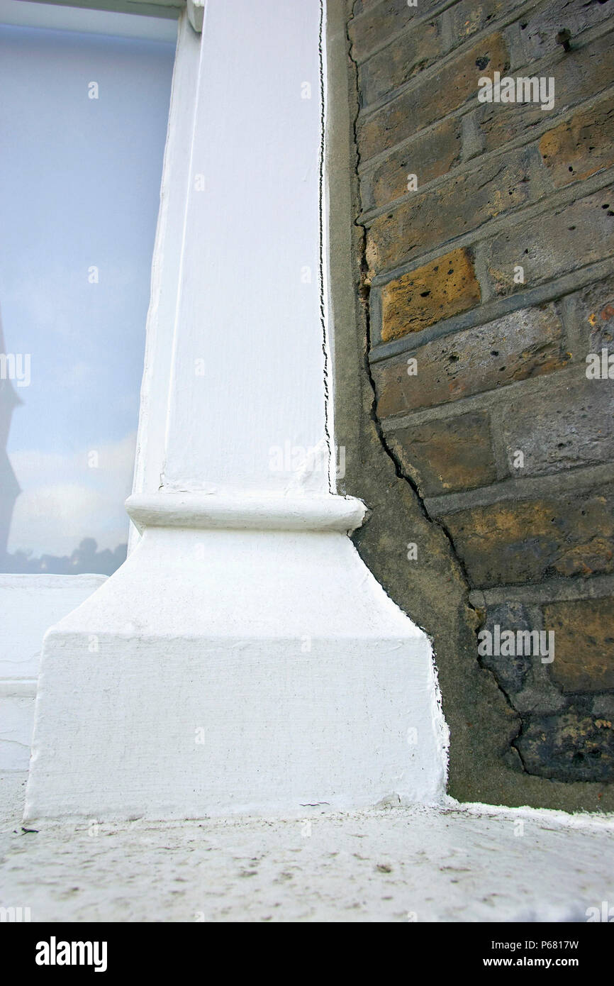 Period property showing subsidence problem Stock Photo - Alamy
