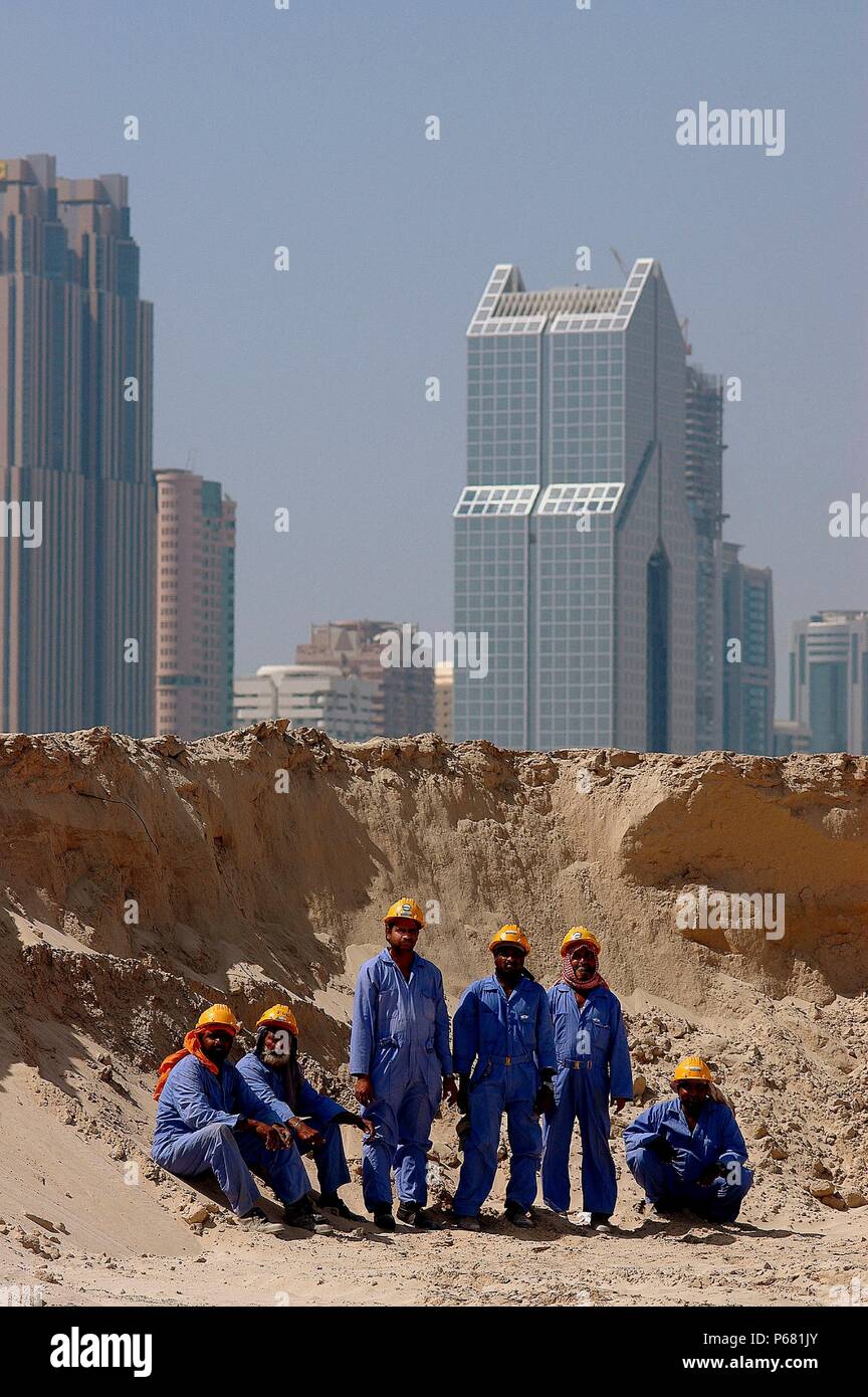 "Construction Workers on site of New Shopping Mall, Dubai, United Arab ...