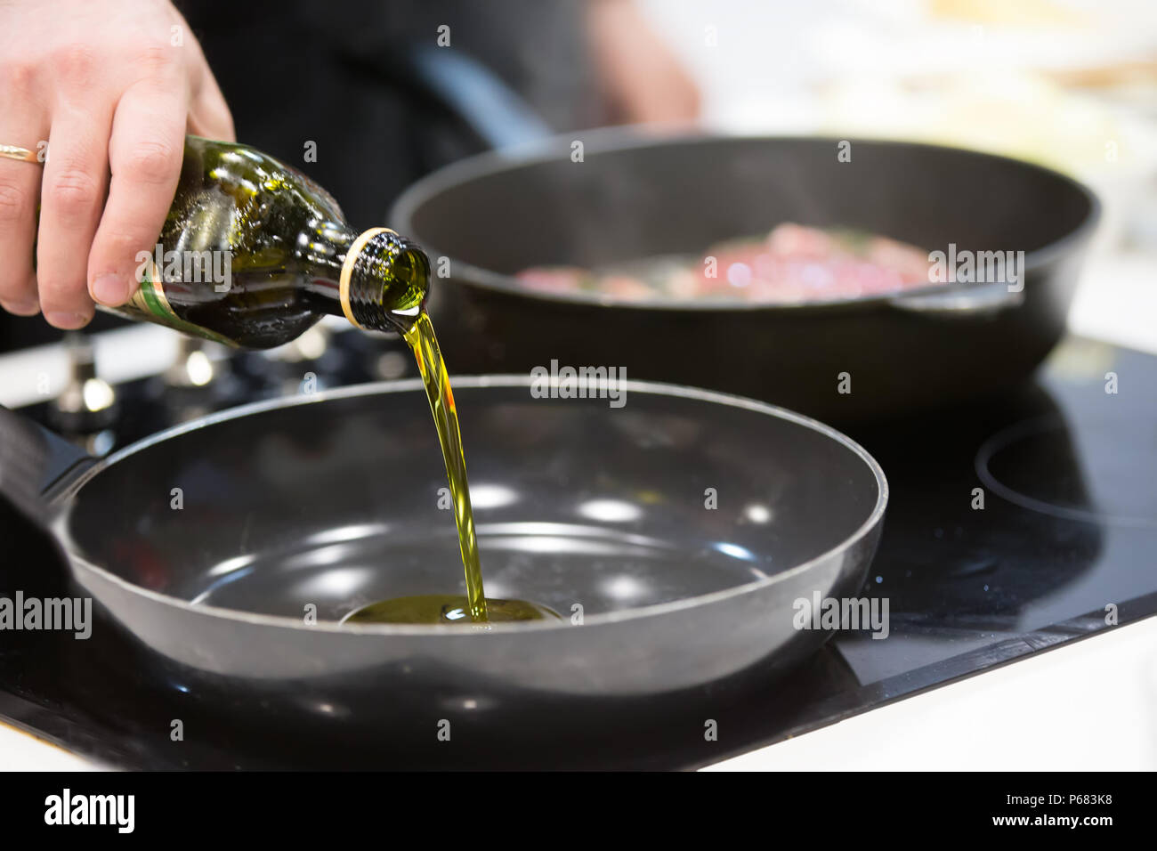 Cook oil pour frying pan hi-res stock photography and images - Alamy
