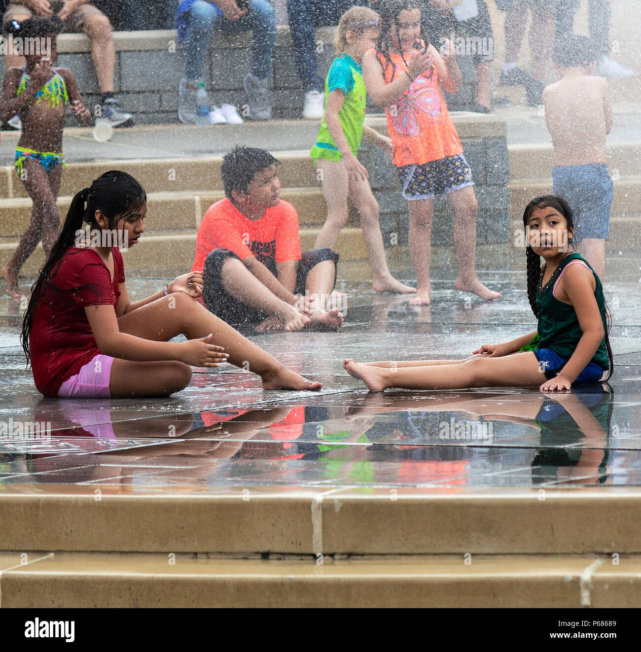 Kids play in water feature hi-res stock photography and images - Alamy