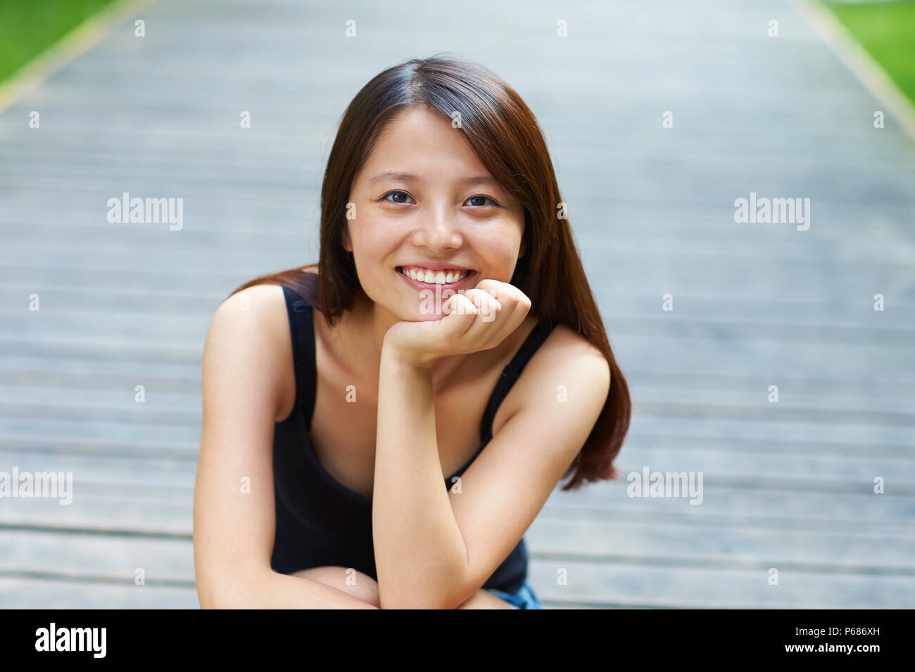 Young chinese woman listening hi-res stock photography and images - Alamy