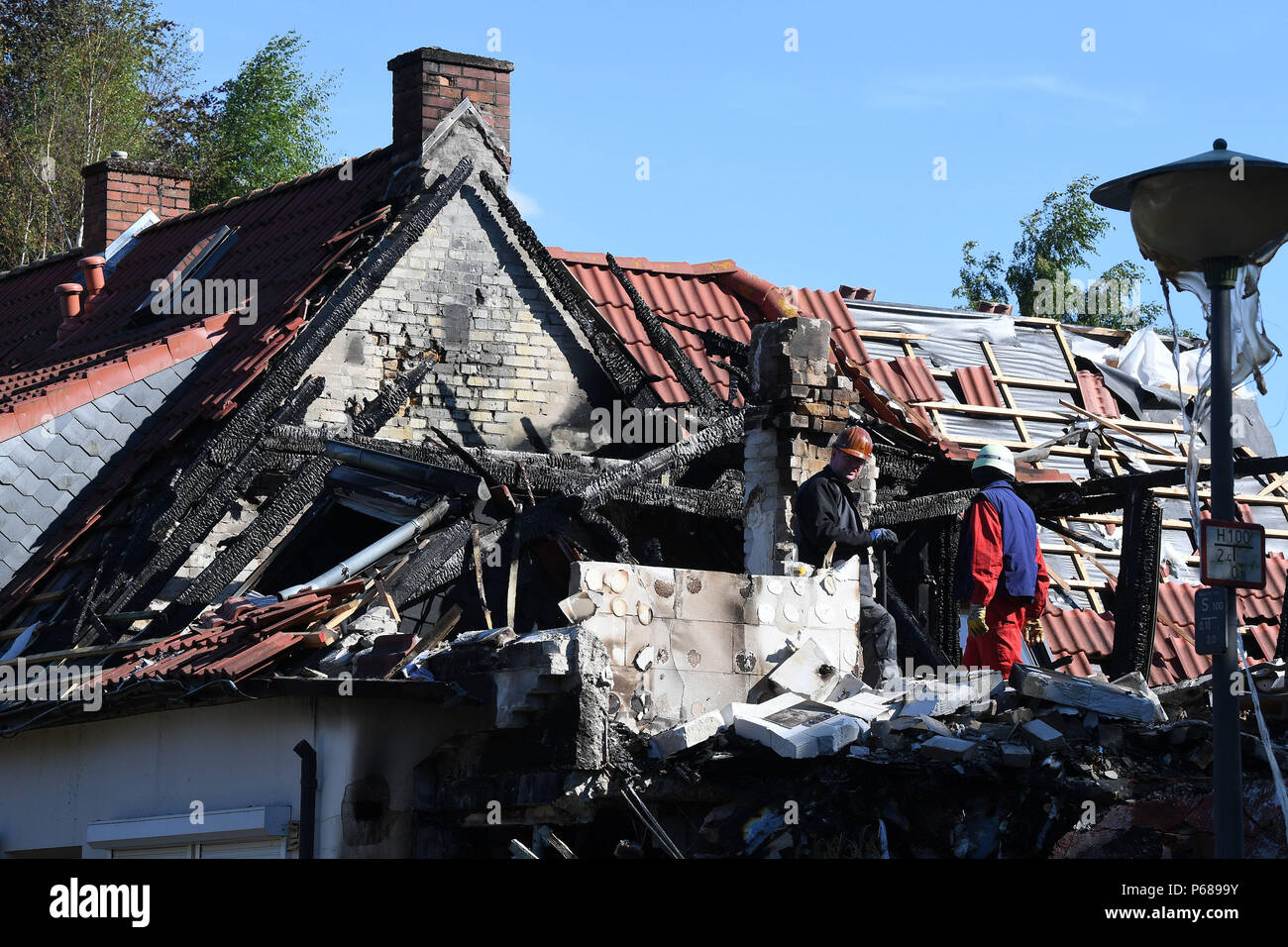 Left three people dead hi-res stock photography and images - Alamy