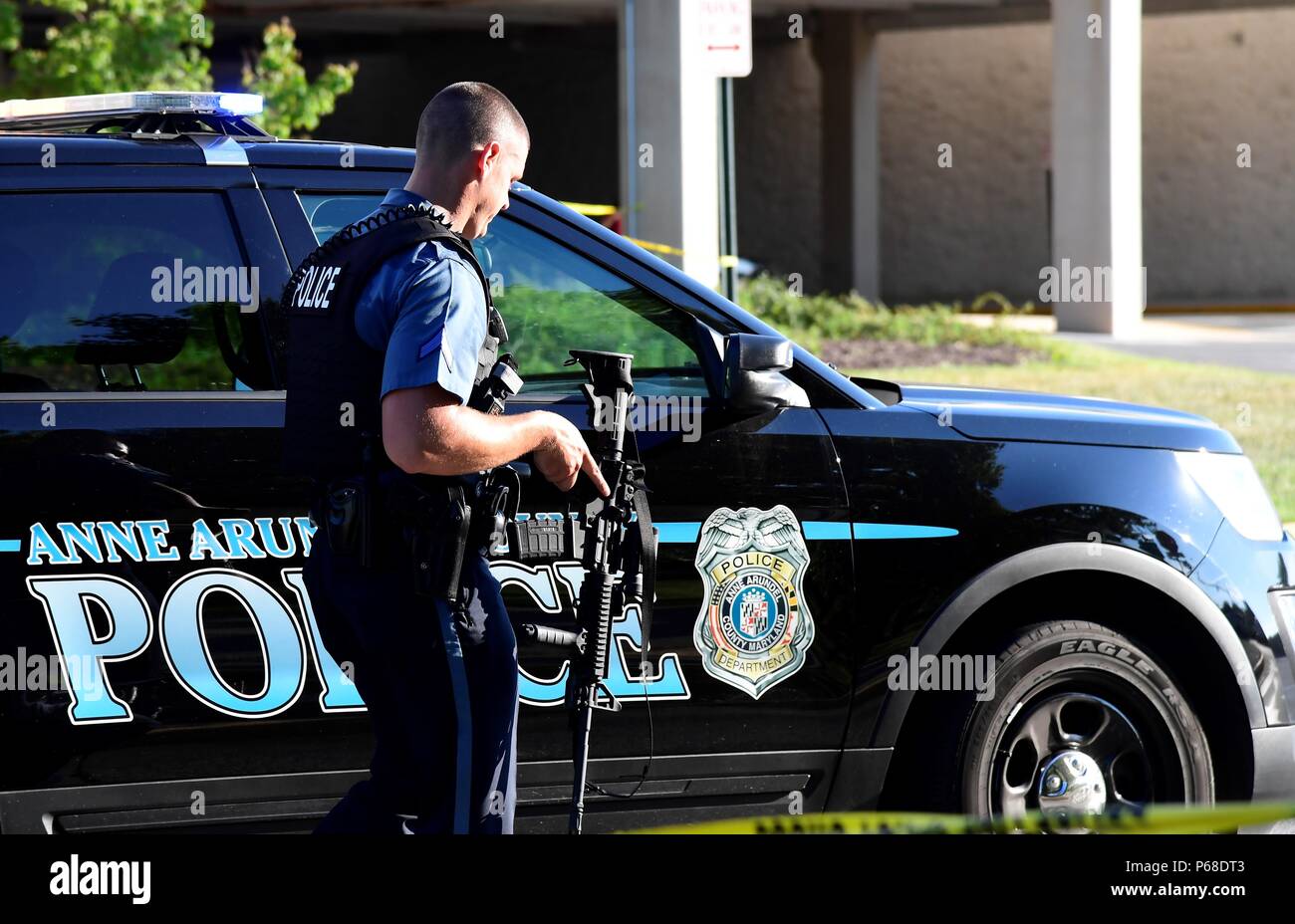 Annapolis, USA. 28th June, 2018. A police officer patrols the scene of ...