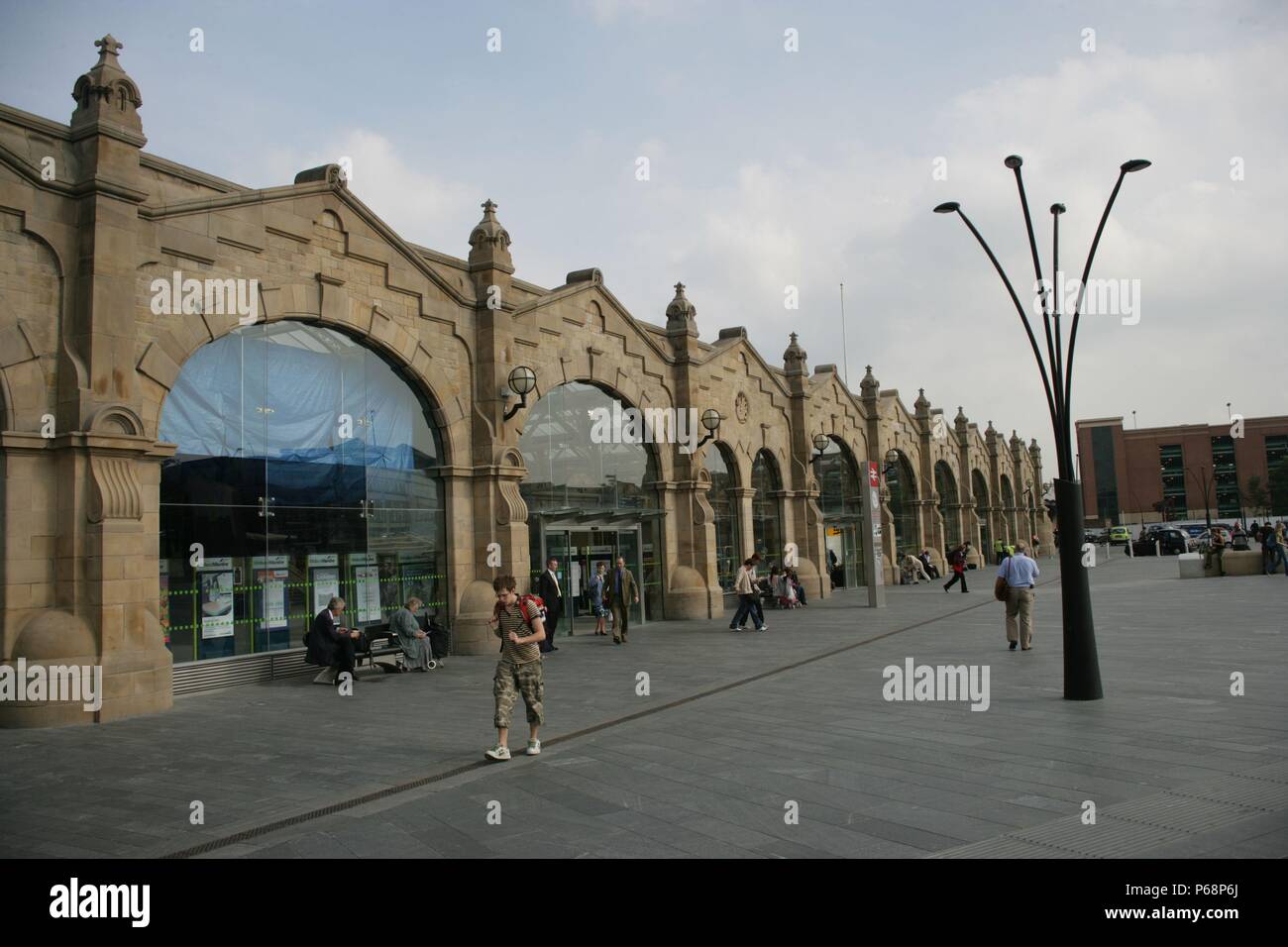 Sheffield railway station entrance hi-res stock photography and images ...