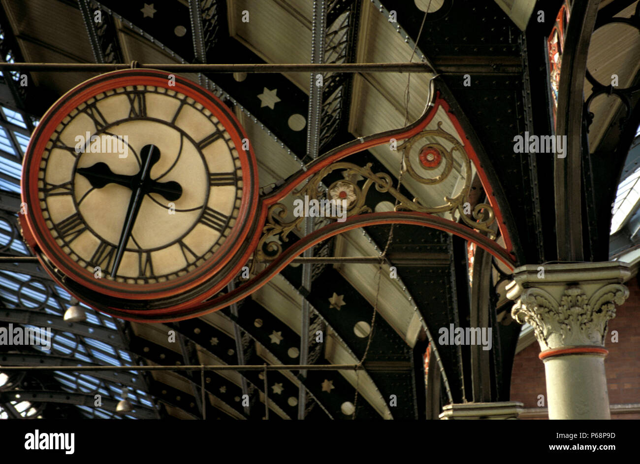 The station clock at Darlington Top Bank station. May 1997 Stock Photo ...