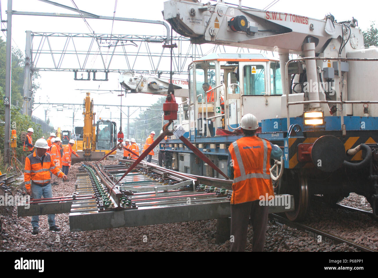 Railway workers relaying hi-res stock photography and images - Alamy