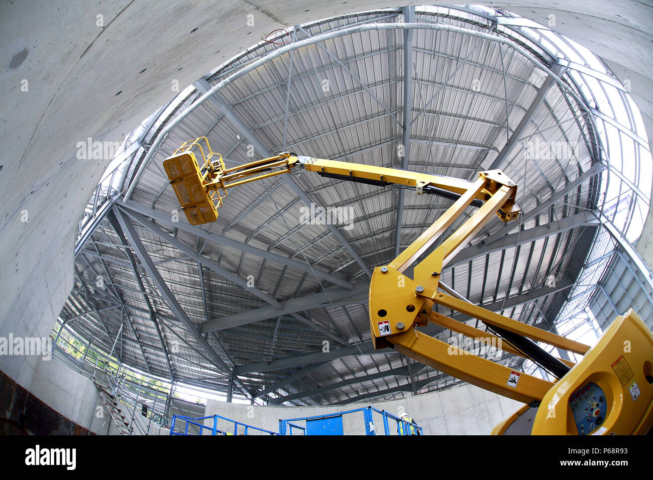 Extended cherry picker Stock Photo - Alamy