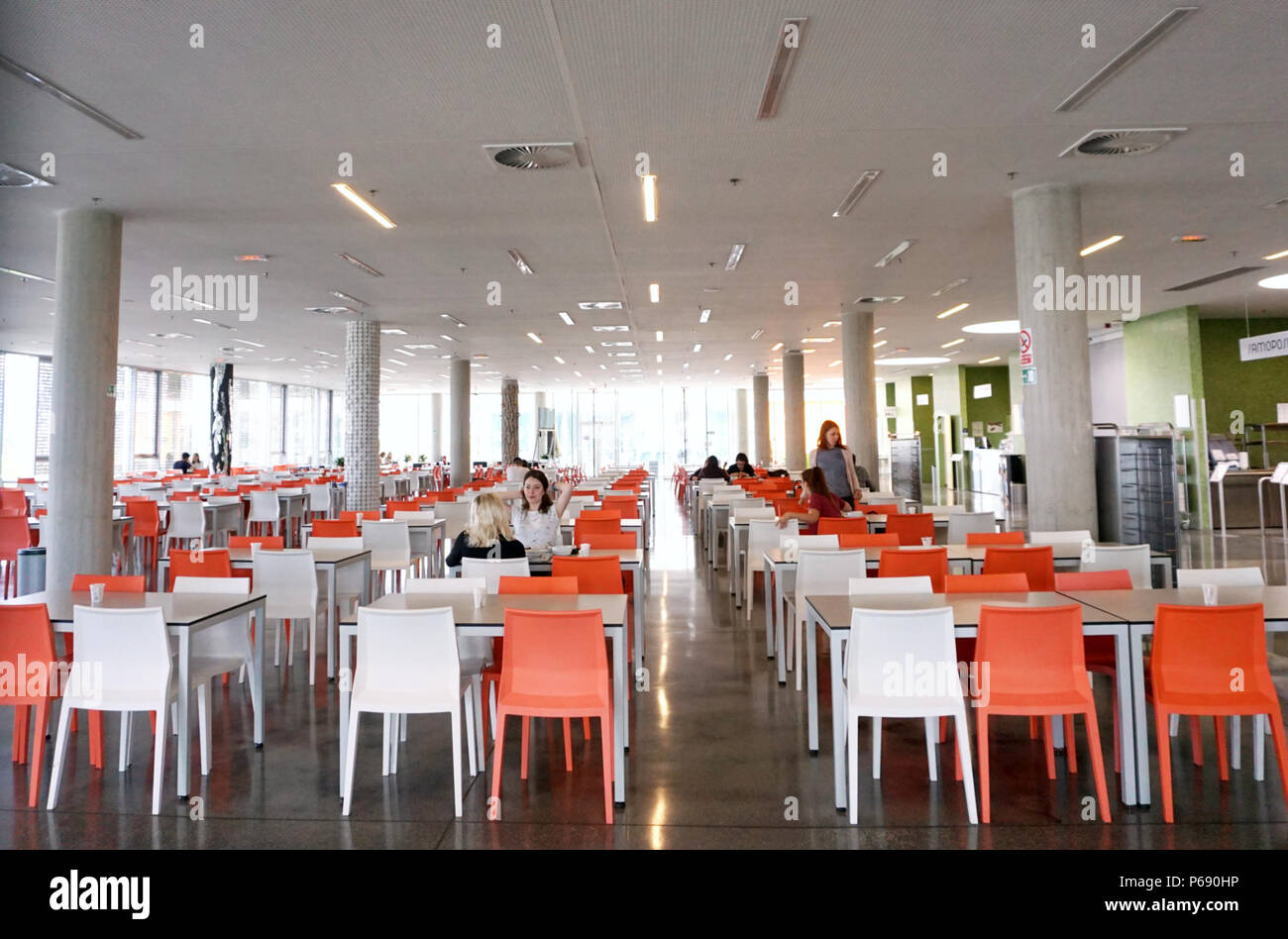 College students eating lunch hi-res stock photography and images - Alamy