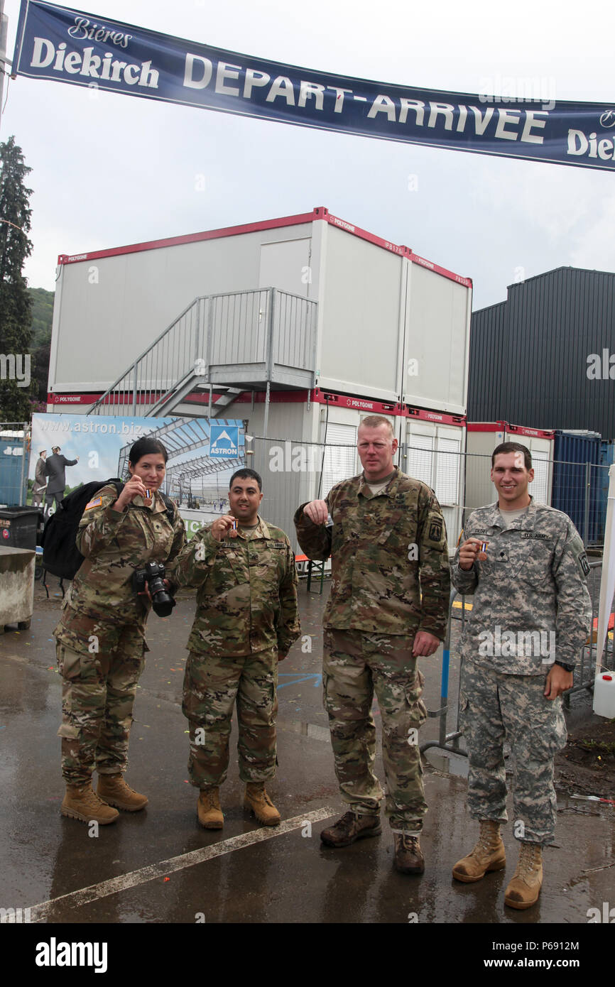 U.S. Army soldiers from the 982nd Combat Camera Company (Airborne ...