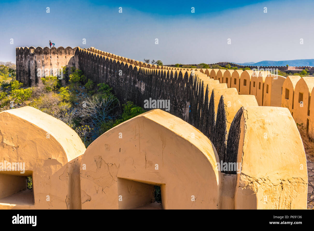 INDIA RAJASTHAN Jaipur. The ramparts at Tiger Fort Stock Photo - Alamy