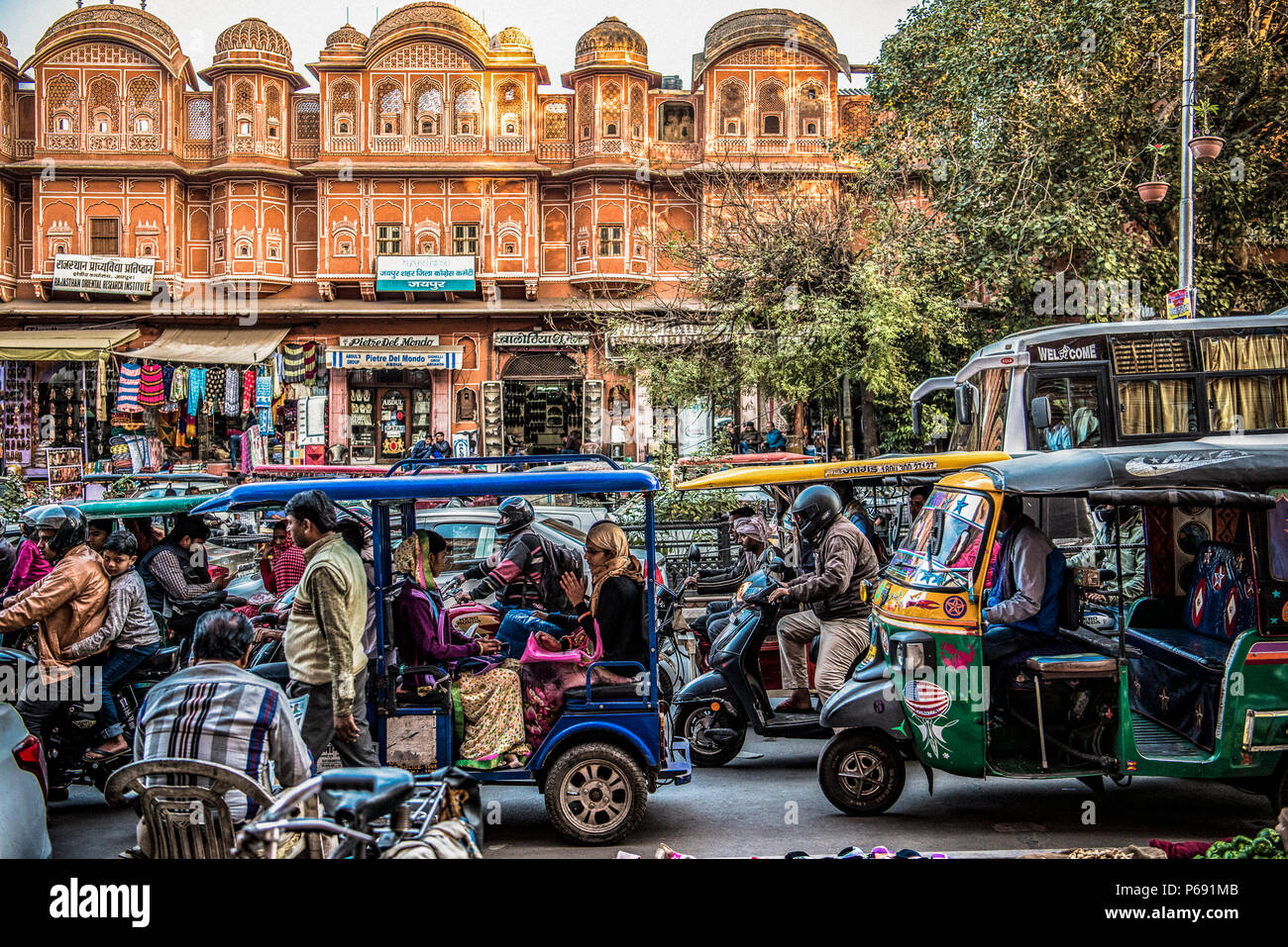 INDIA RAJASTHAN Jaipur. Traffic in the main street Stock Photo - Alamy