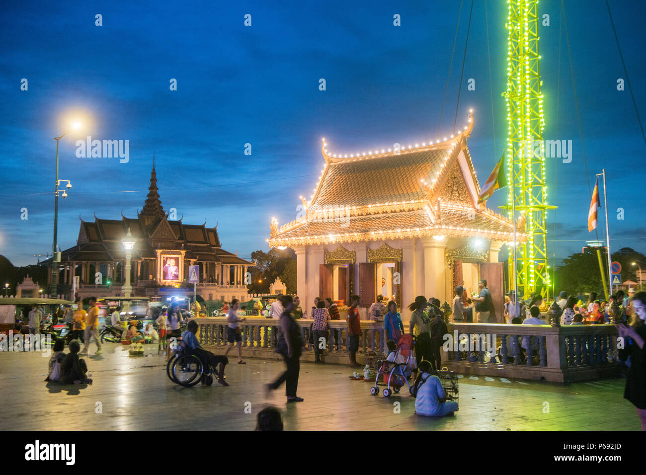the Preah Ang Dorngkeu shrine at the Wat Botum Park at the Tonle Sap ...