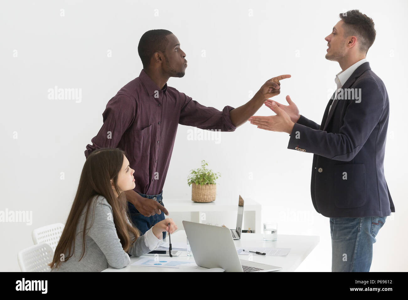 Business meeting quarrel hi-res stock photography and images - Alamy