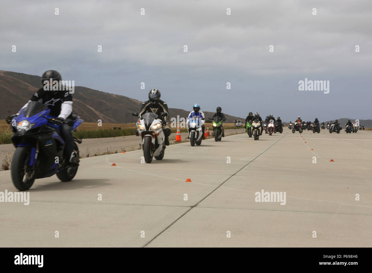 Service members with 3rd Marine Aircraft Wing ride on the helicopter ...