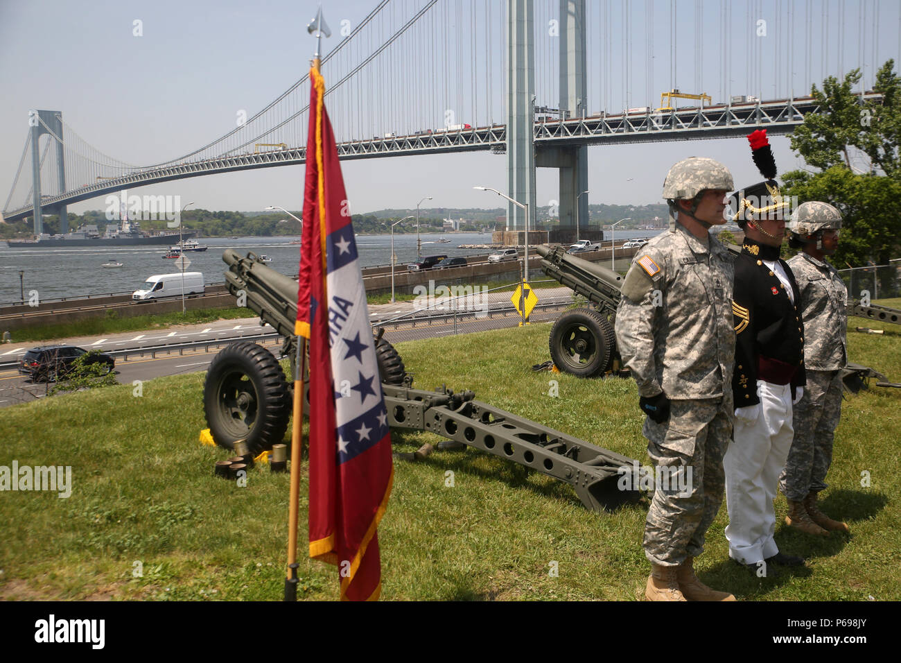 U.S. Army soldiers stationed at Fort Hamilton, Brooklyn, New York ...