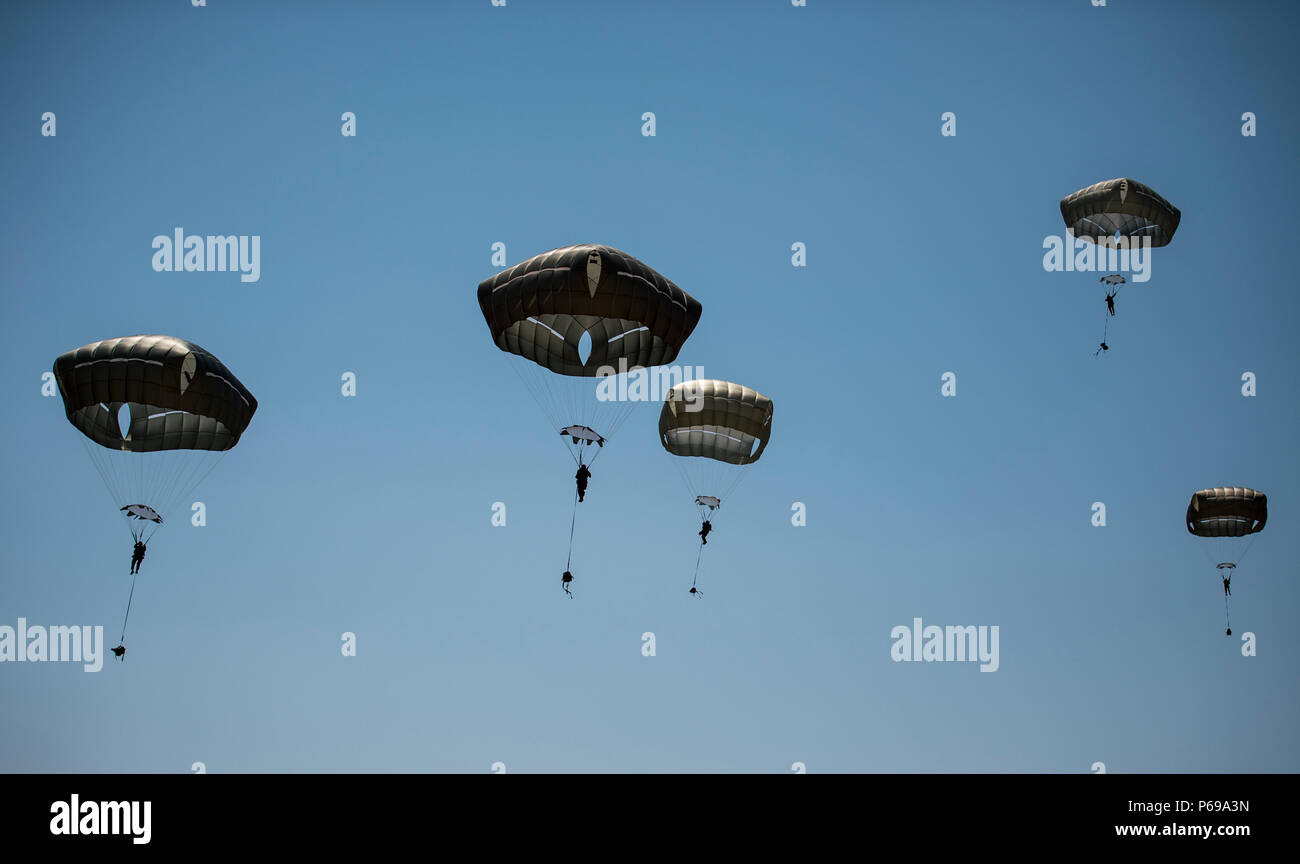 Static drop tests hi-res stock photography and images - Alamy