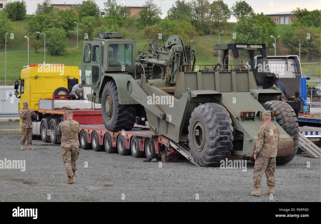 Soldiers with the 194th Engineer Brigade, Tennessee Army National Guard ...