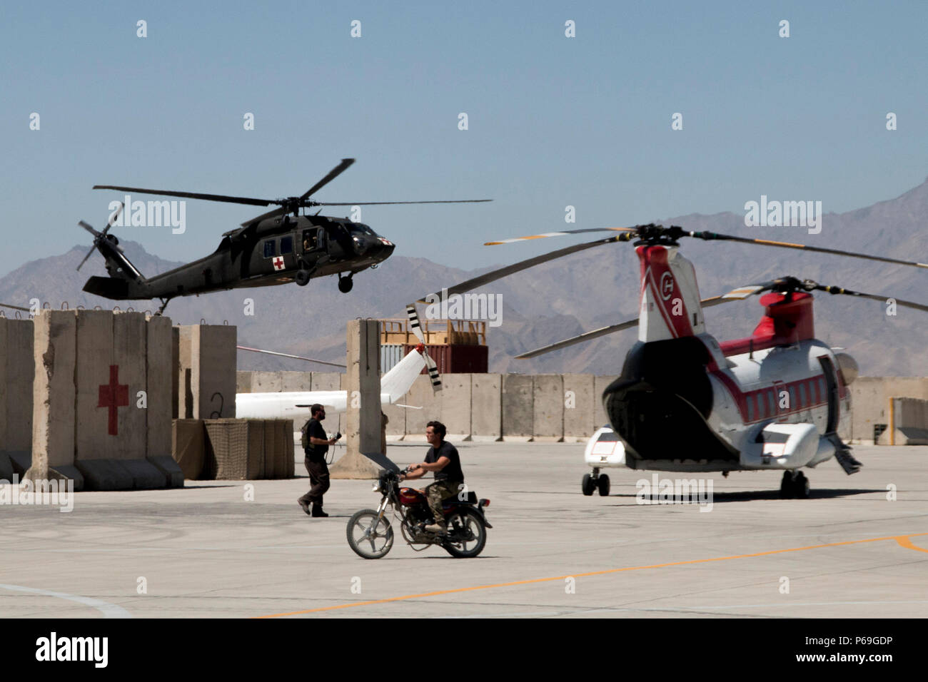 An Army National Guard UH-60 Black Hawk helicopter crewed by Soldiers ...