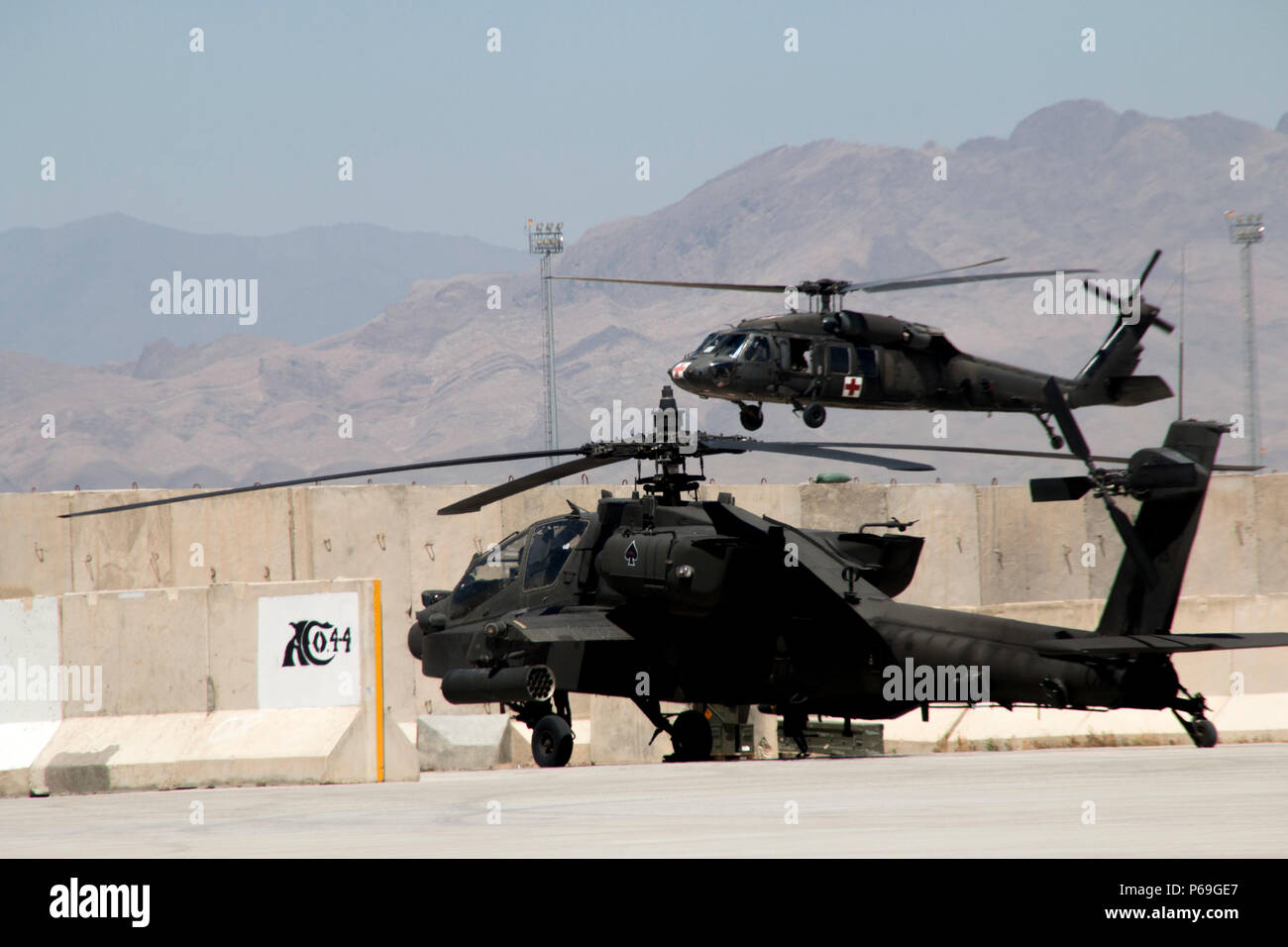 An Army National Guard UH-60 Black Hawk helicopter crewed by Soldiers ...