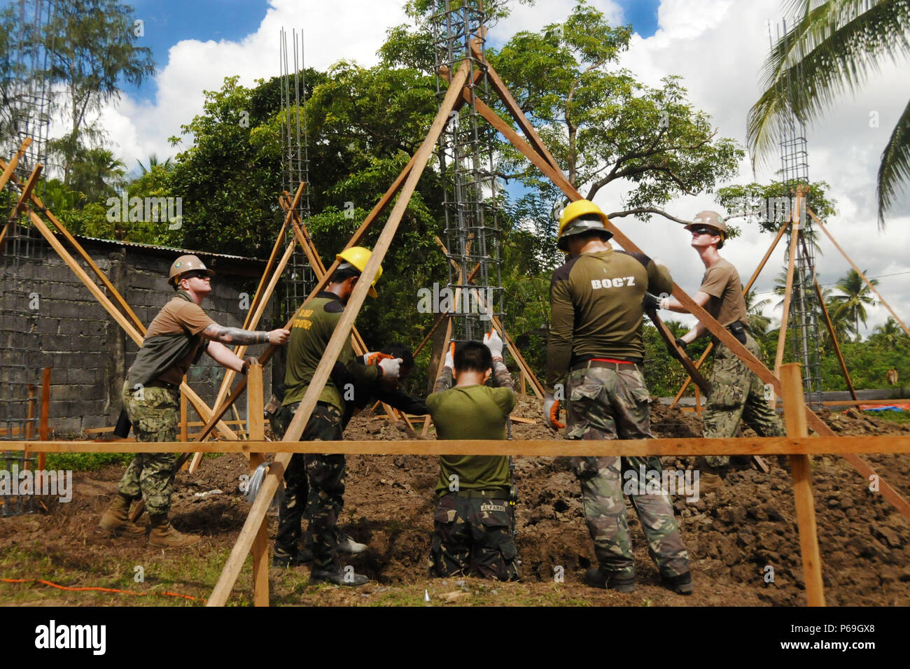 160531-N-NE195- 016 BICOL, Philippines (May 31, 2016) - Providing ...