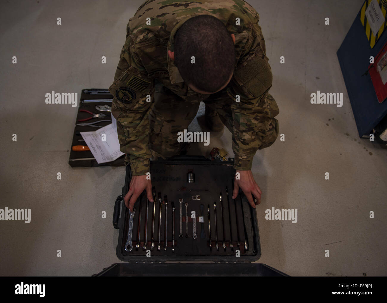 Military aircraft fuel system tool hi-res stock photography and images ...