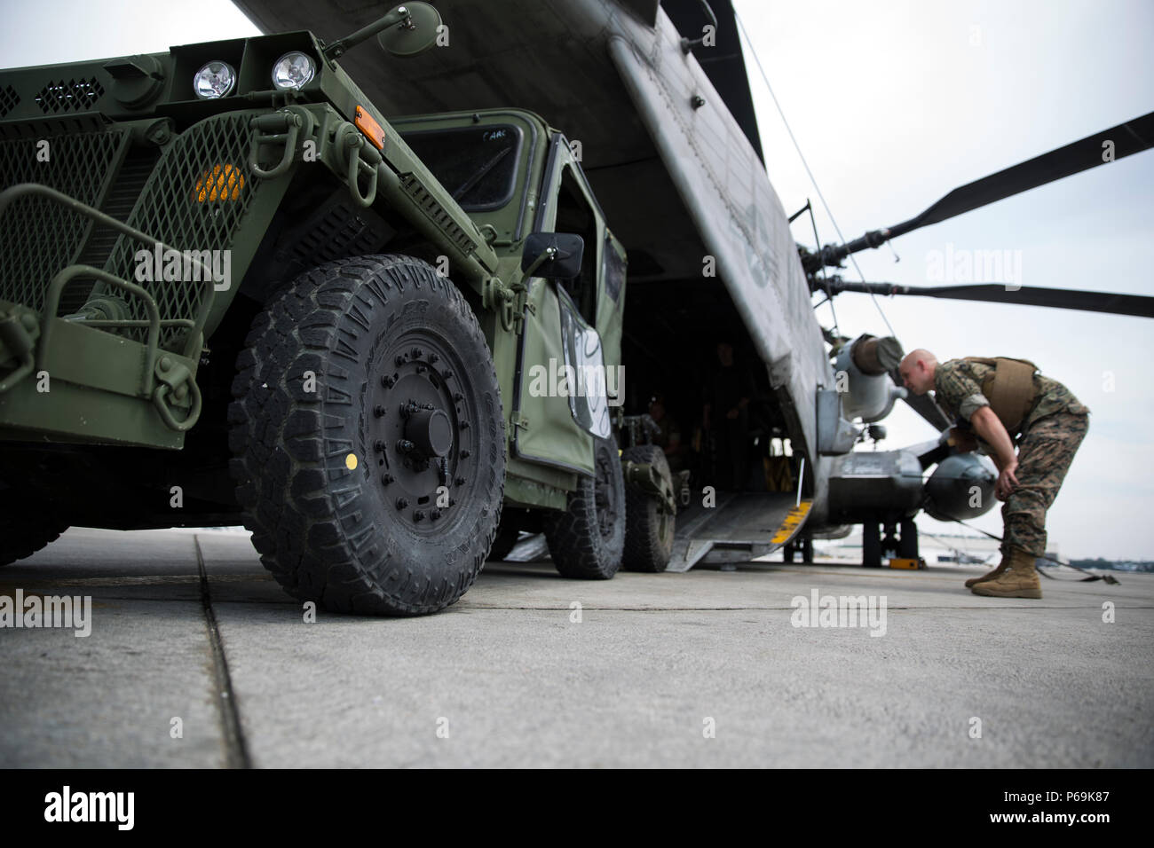 U.S. Marines assigned to Marine Heavy Helicopter Squadron (HMH) 464 and ...