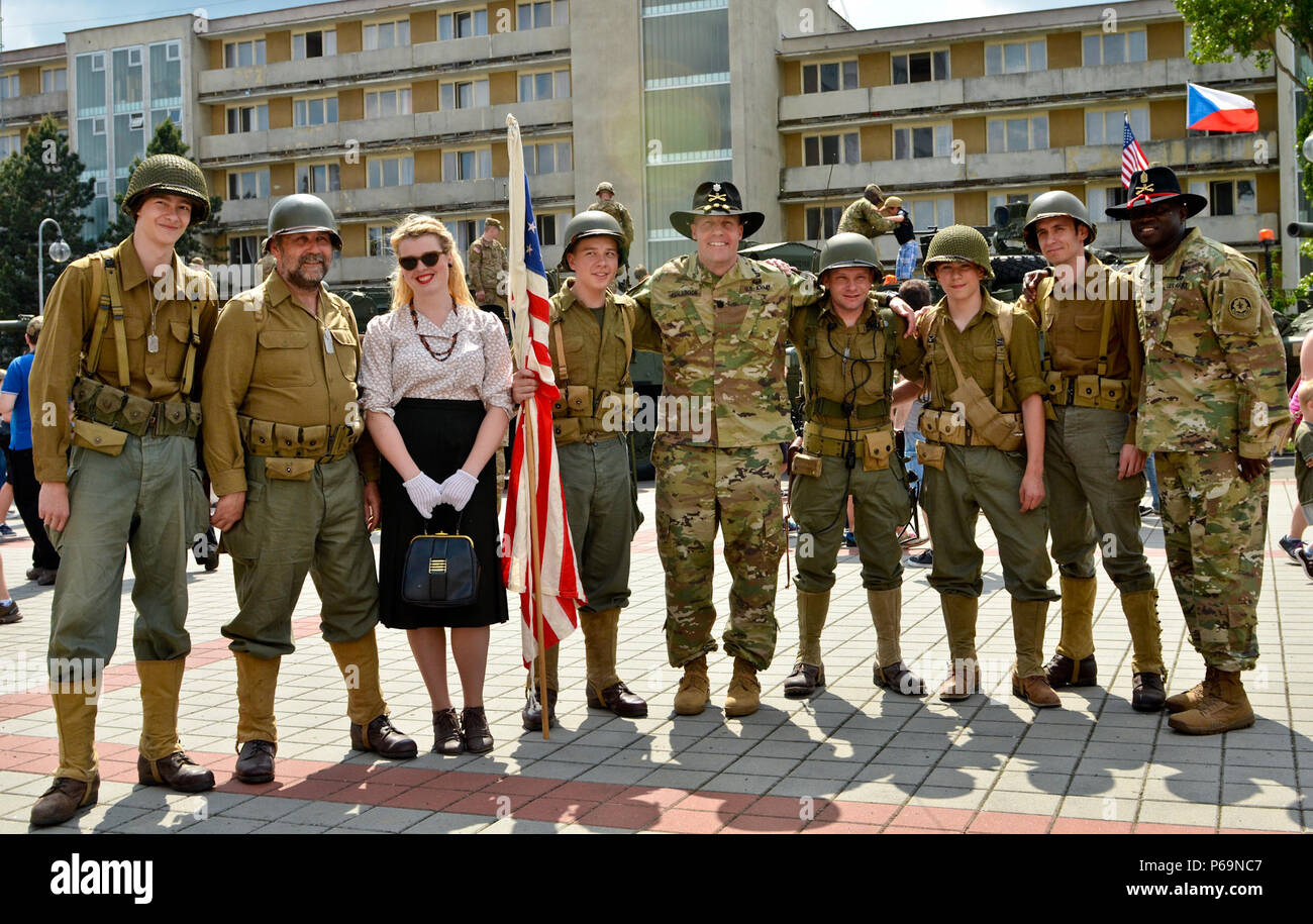 Lieutenant Col. Deric Holbrook (center), 2nd Cavalry Regiment squadron ...
