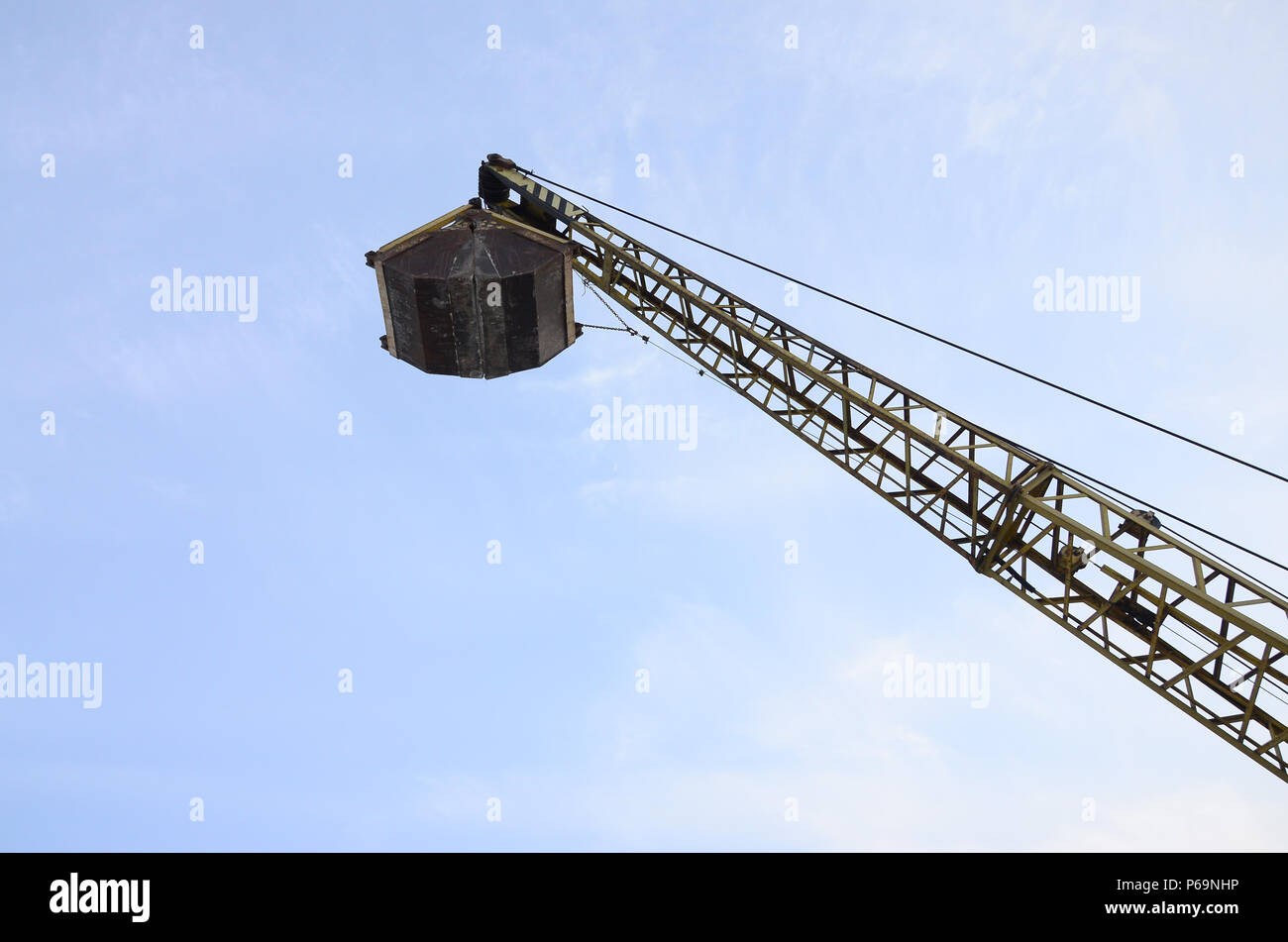 Construction clamshell bucket hi-res stock photography and images - Alamy