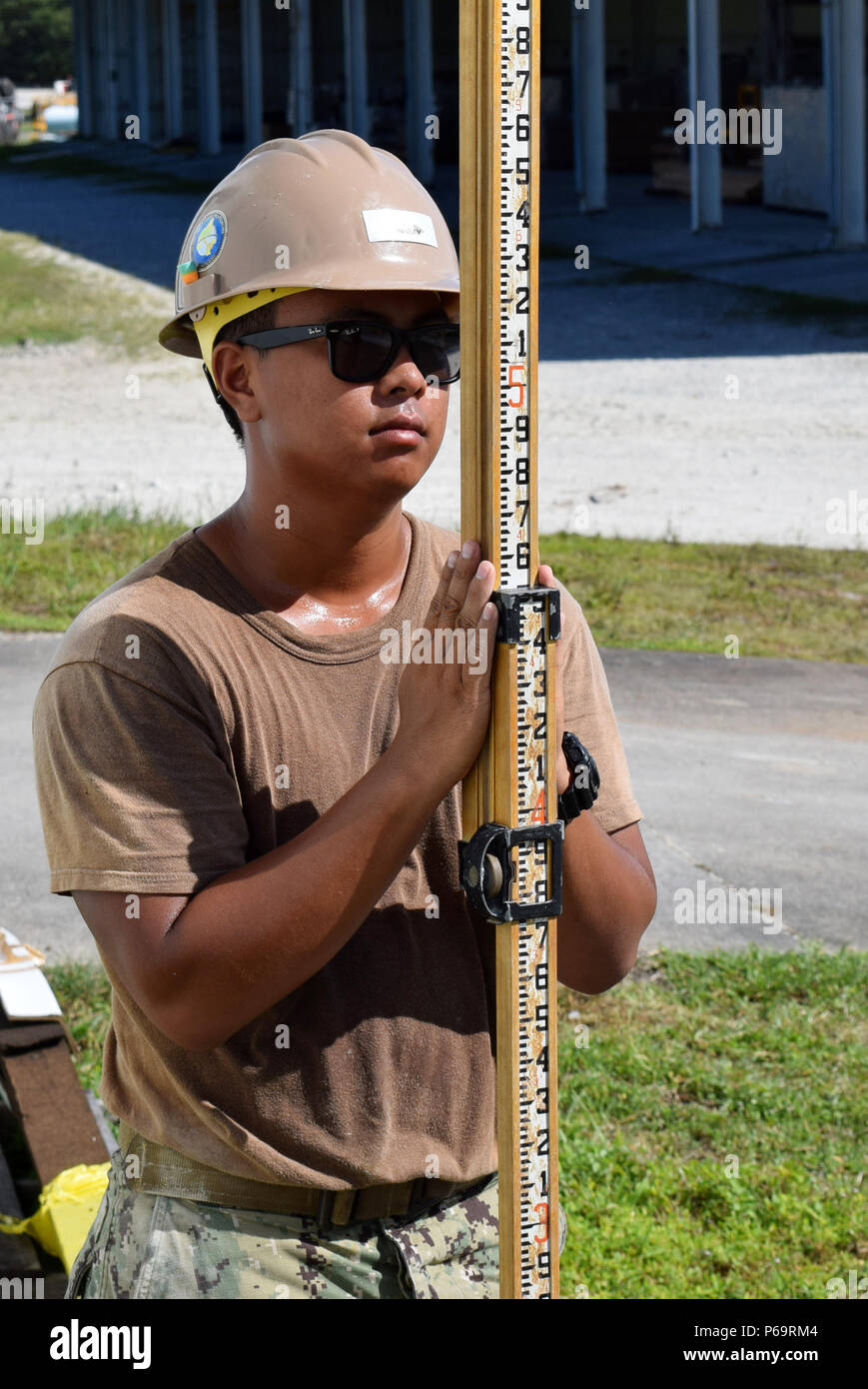 Dumpy level hi-res stock photography and images - Alamy