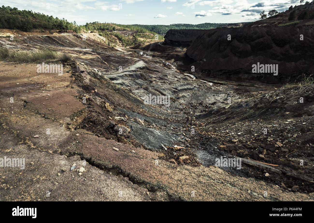 Cracks in the road hi-res stock photography and images - Alamy