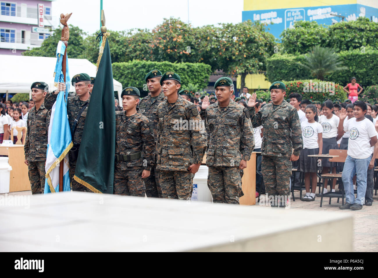 Us and guatemalan soldiers hi-res stock photography and images - Alamy