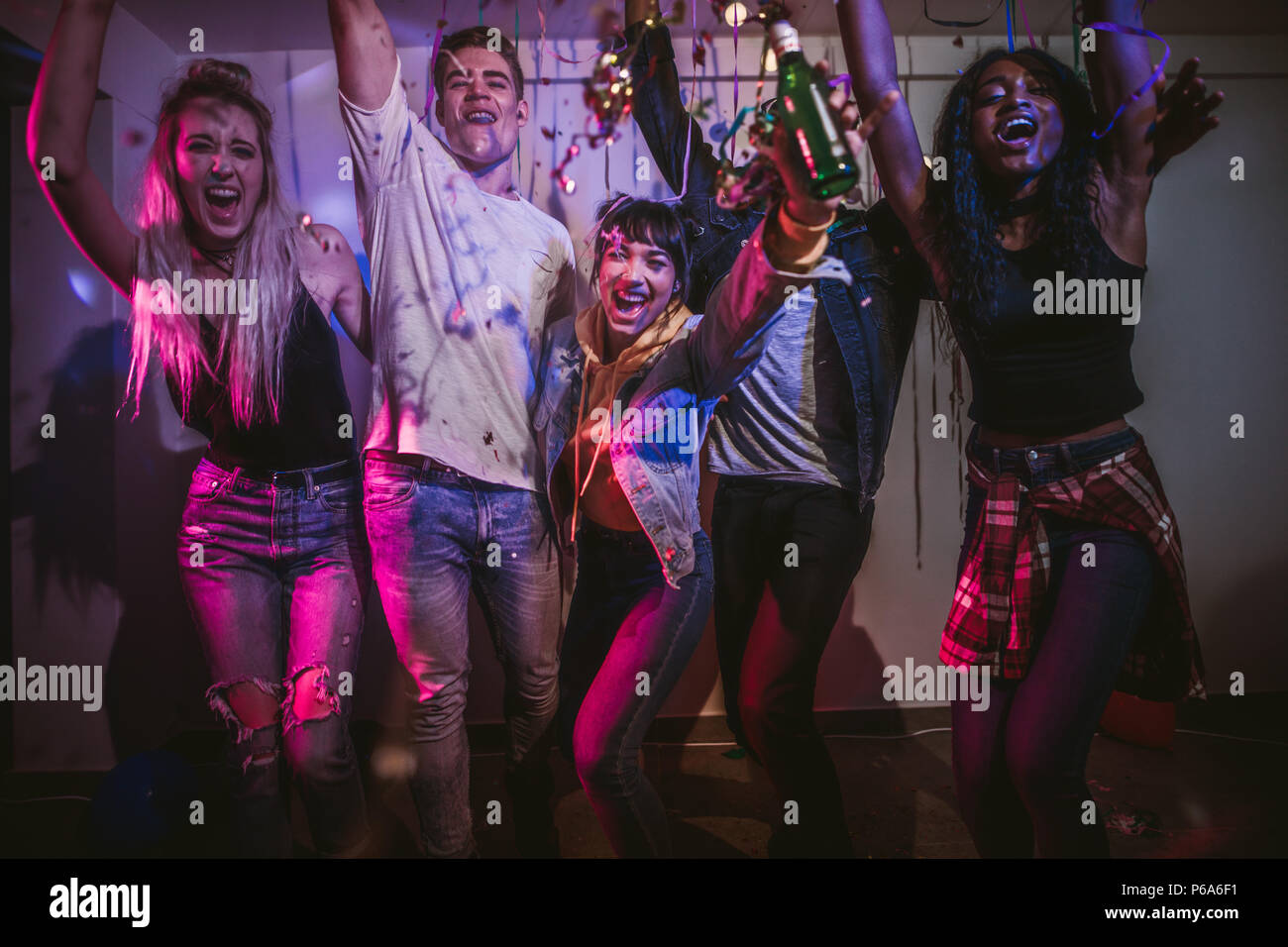 Young people house party hi-res stock photography and images - Alamy