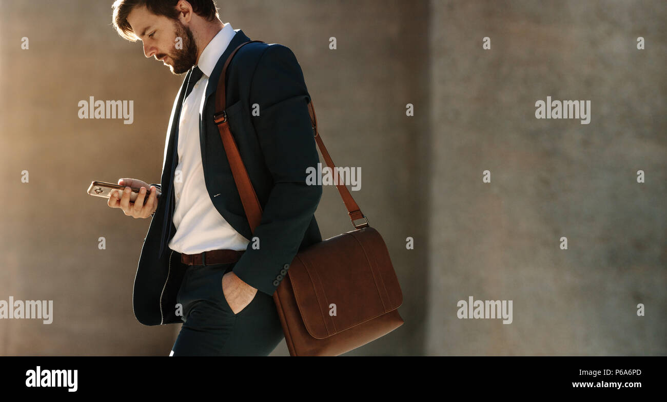 Walking with mobile phone hi-res stock photography and images - Alamy