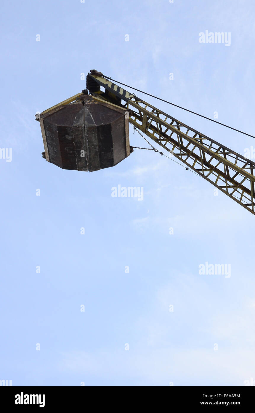 Construction clamshell bucket hi-res stock photography and images - Alamy