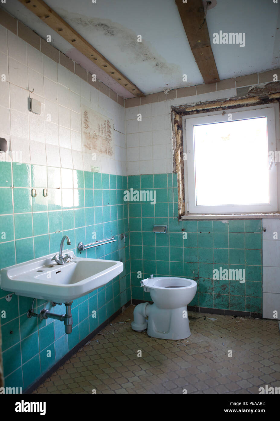 Living in unfinished house hi-res stock photography and images - Alamy