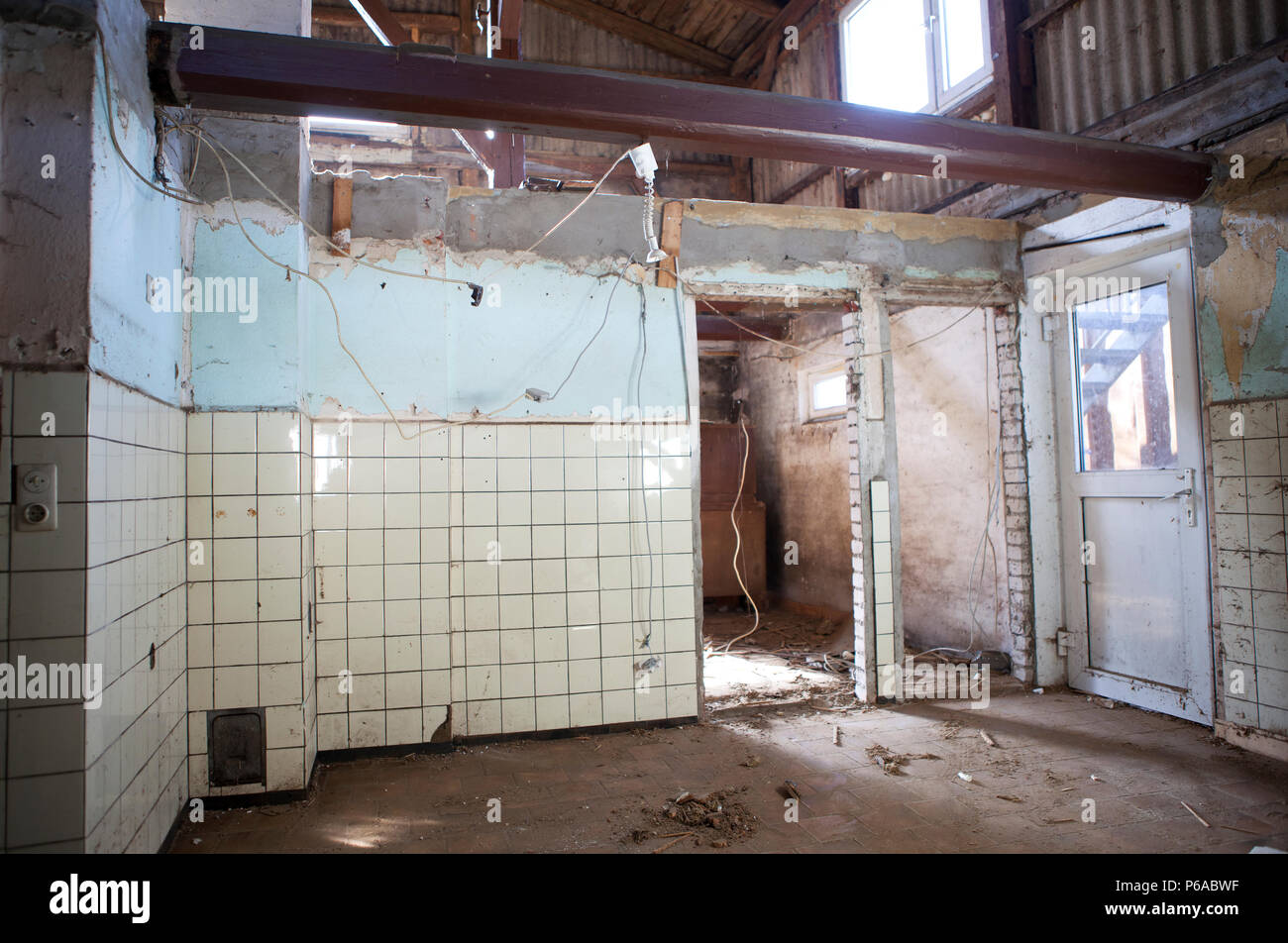 Living in unfinished house hi-res stock photography and images - Alamy