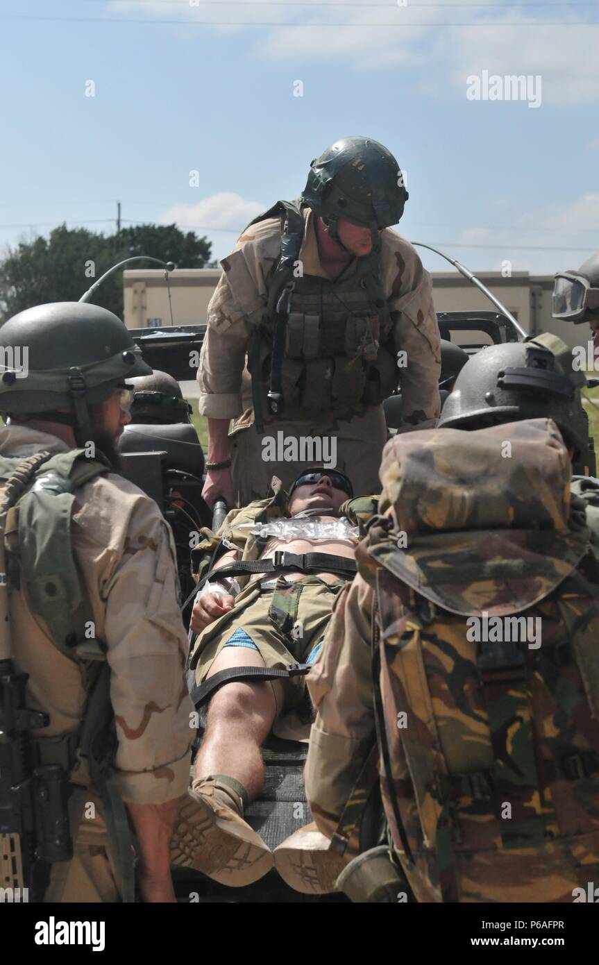 American soldiers helping civilians hi-res stock photography and images ...