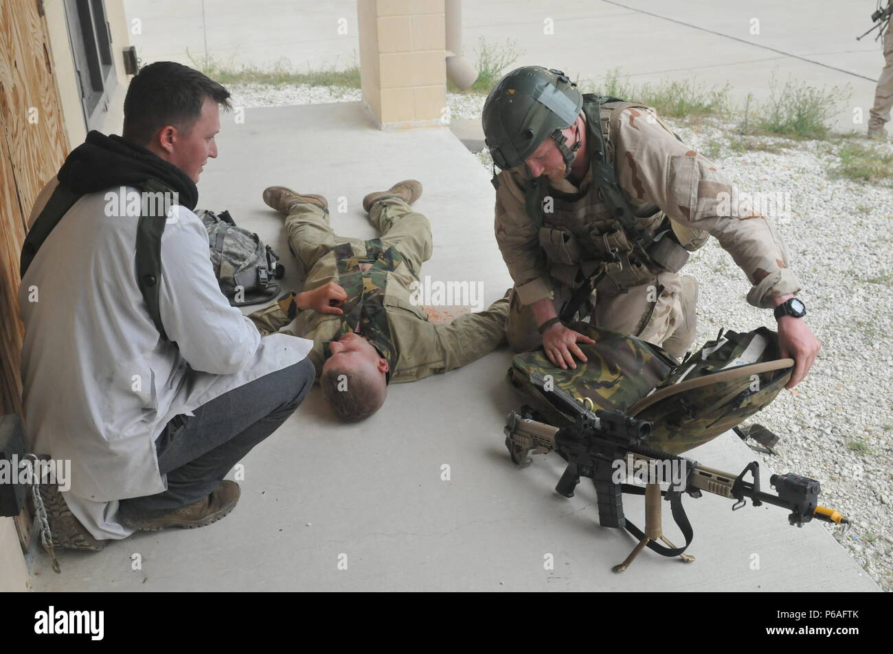 American soldiers helping civilians hi-res stock photography and images ...