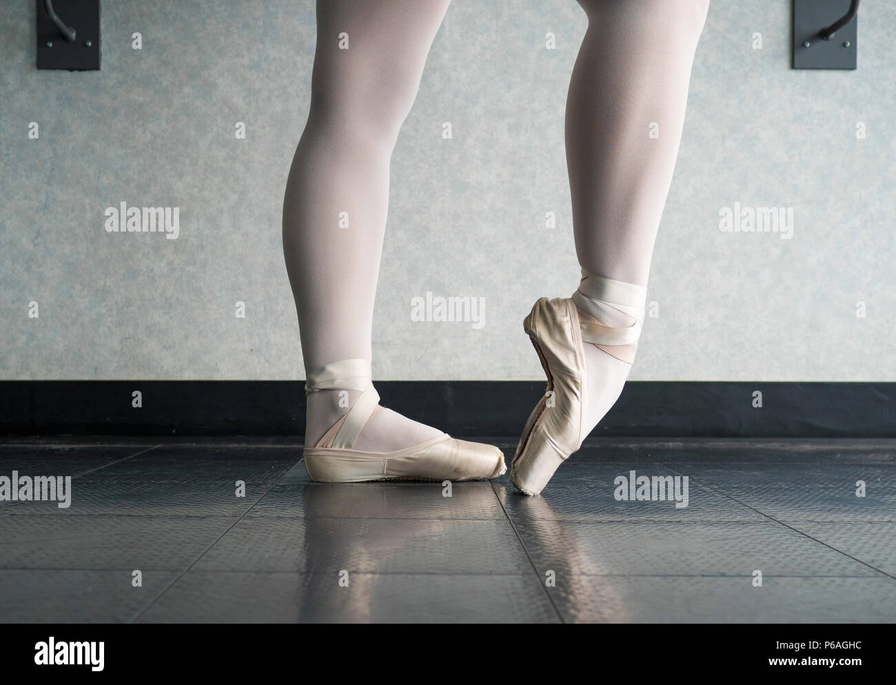Ballet dancer muscles hi-res stock photography and images - Alamy