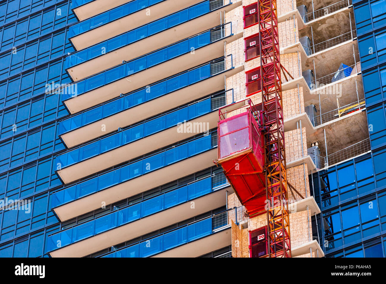 Glass elevator exterior hi-res stock photography and images - Alamy
