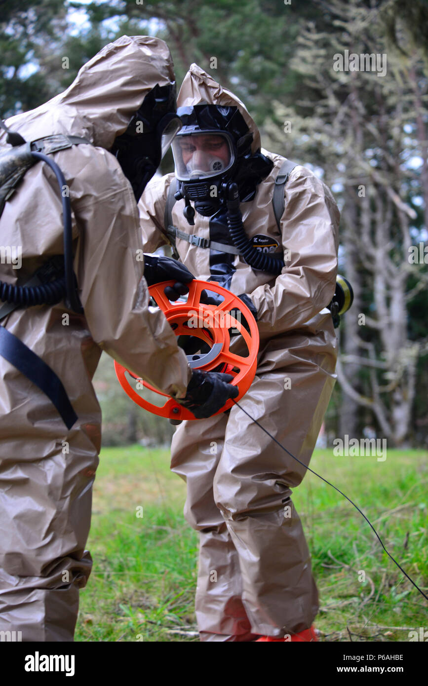 Oregon Army National Guard Soldiers from the CBRNE Enhanced Response ...
